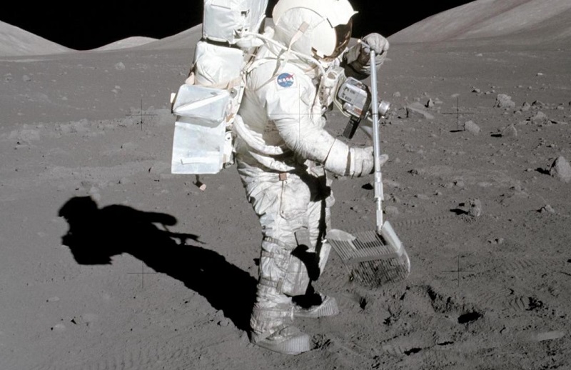Scientists develop dustbuster for moon astronauts